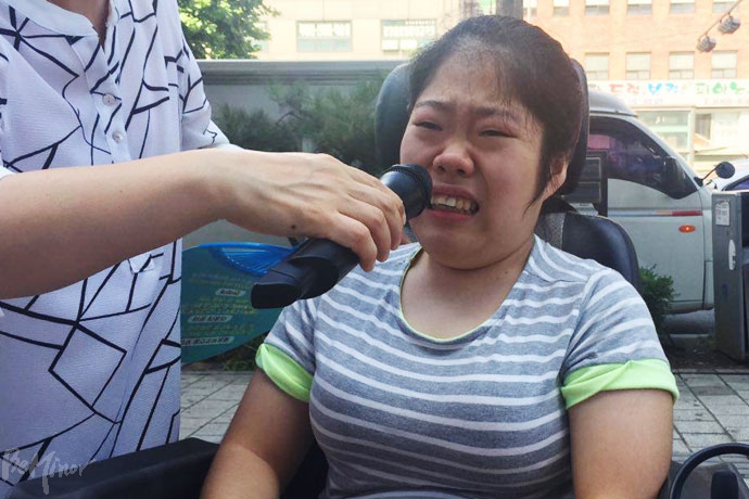뇌병변장애에 발달장애까지 있는데… 활동보조 시간은 겨우 ‘하루 5시간 30분